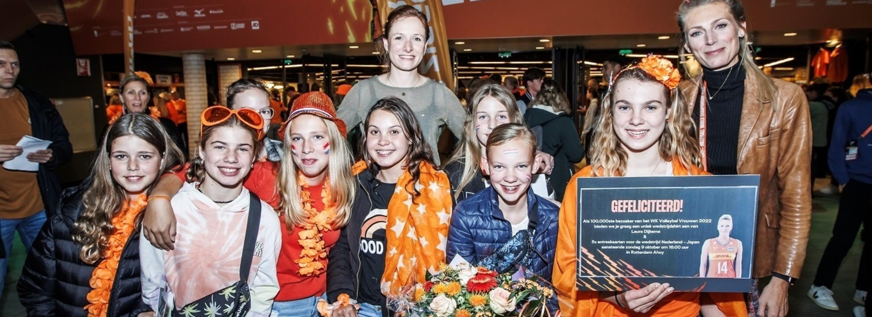 Julia (12) de 100.000ste bezoeker bij WK volleybal