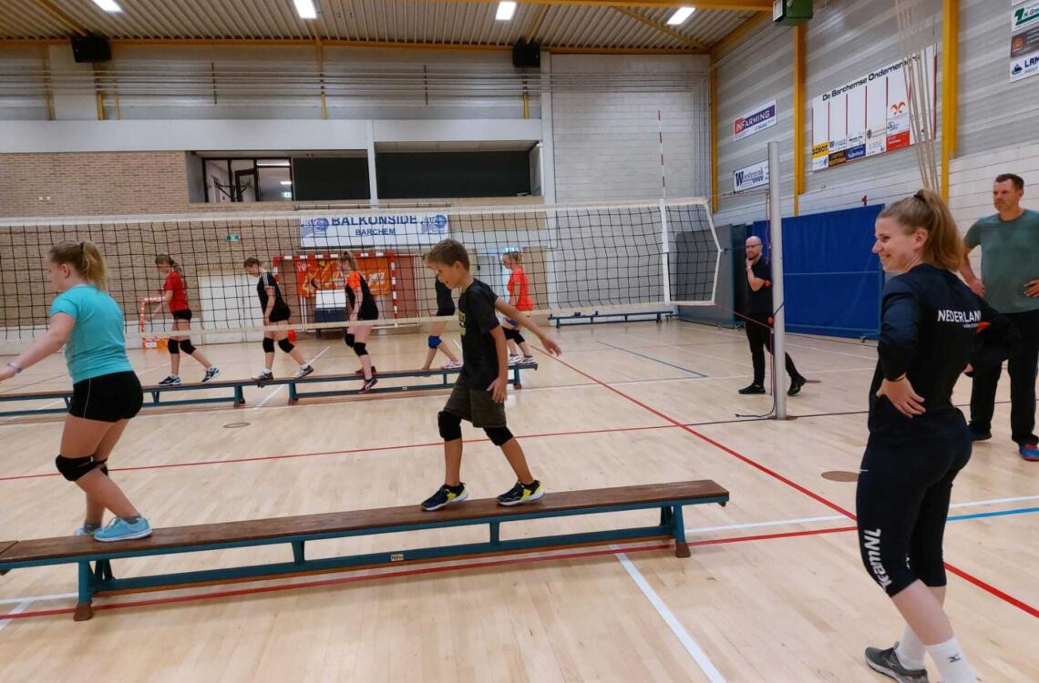WK Warming-up: Schapenmarkt, clinics en volleyballen uitdelen